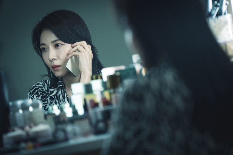 Netflix 影集《柏林：抱銀貂的女子》劇情看點，塞維利亞復仇劫案的終極幌子